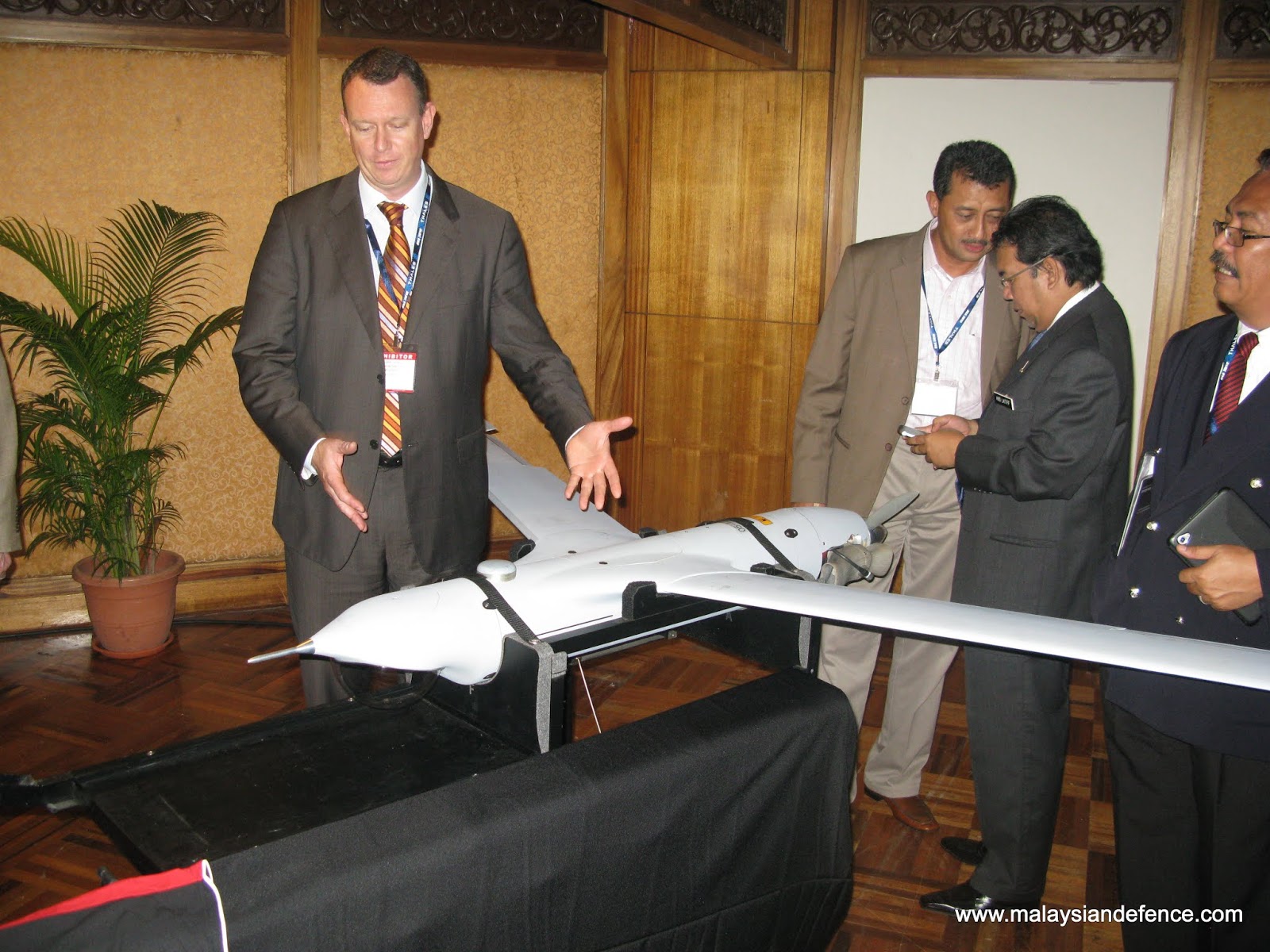 DEFENSE STUDIES: TLDM Lakukan Pelancaran Program UAS