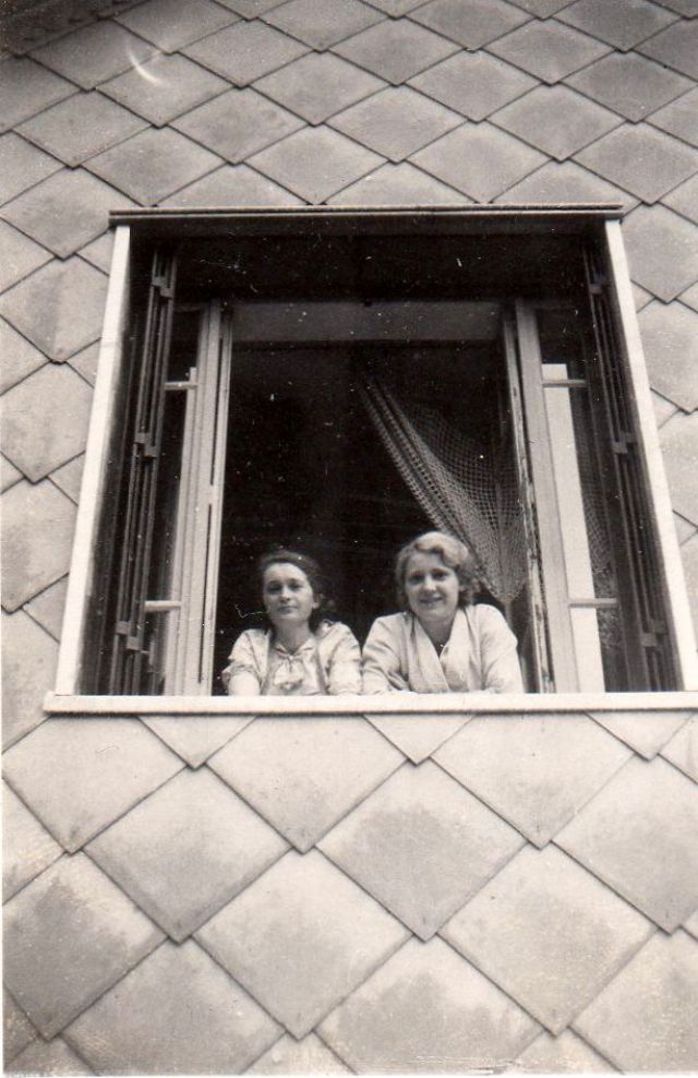 35 Interesting Vintage Snapshots That Capture People at the Windows ...