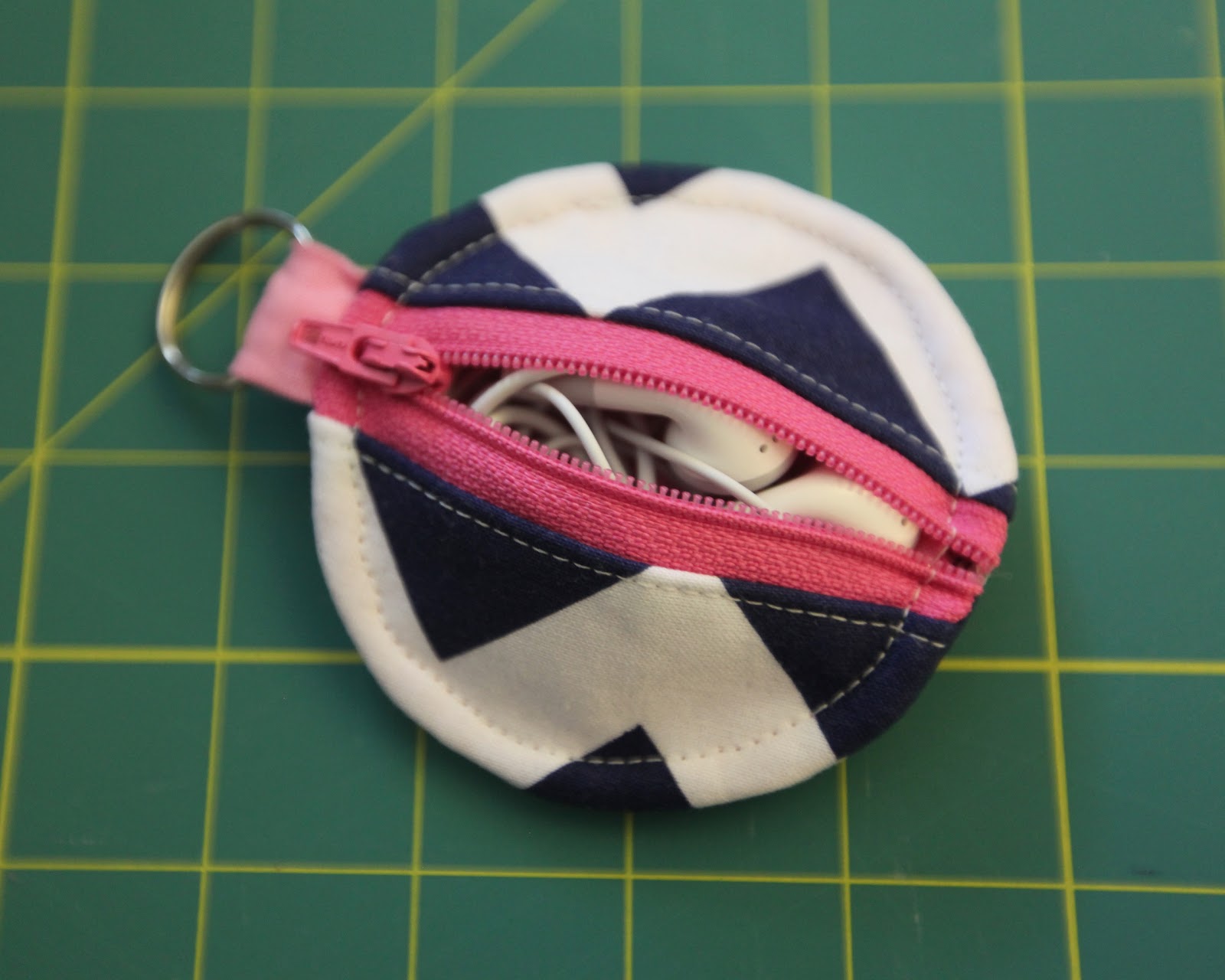 Oh. THAT Annelie...: DIY Project: Circle Zip Earbud Pouch