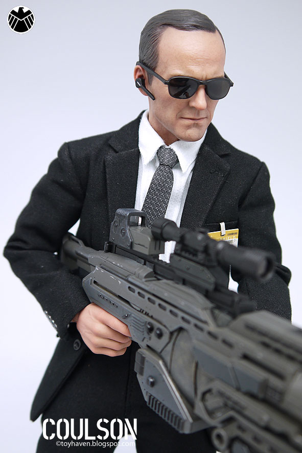 Looking Good: Hot Toys The Avengers 12-inch Agent Phil Coulson ...