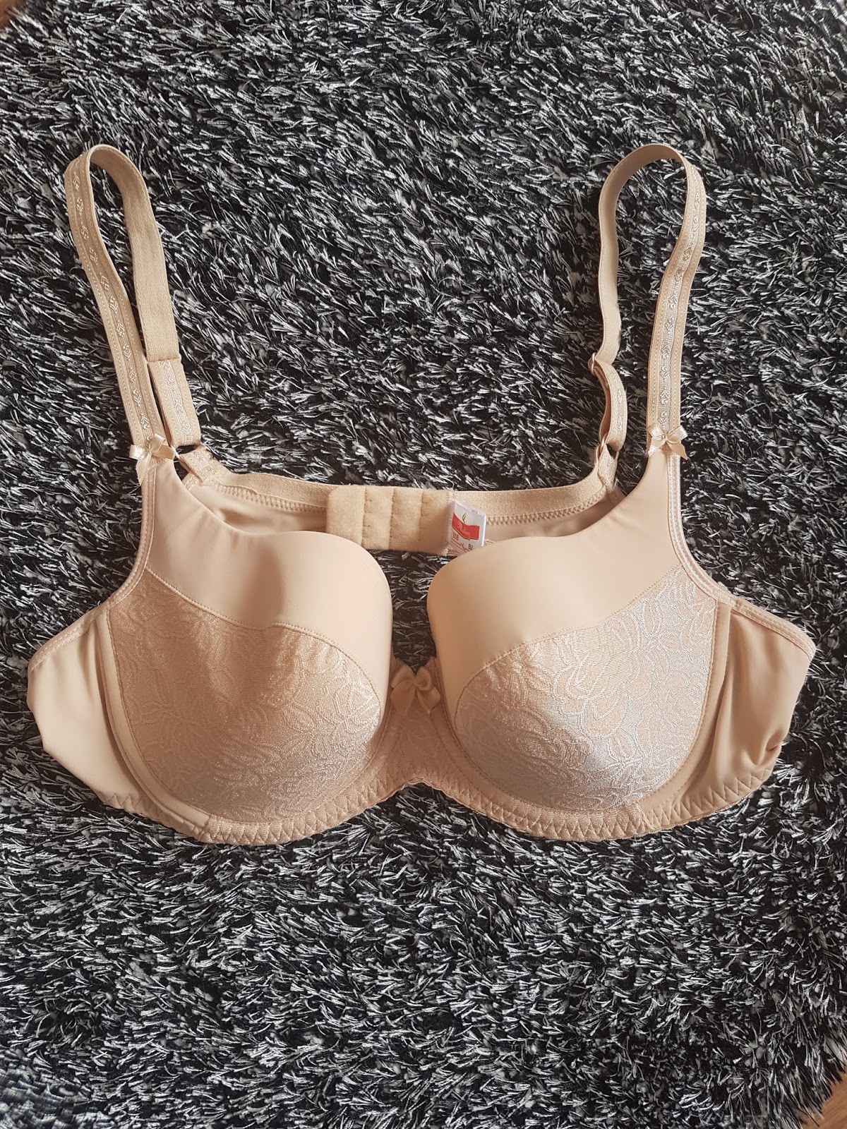 Bielizna - Biustonosz i wyszczuplające majtki