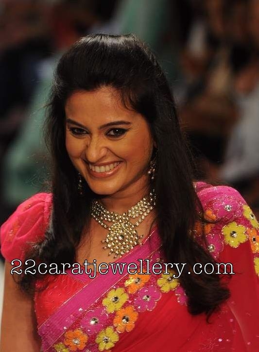 Smita Bansal in Kundan Short Necklace - Jewellery Designs