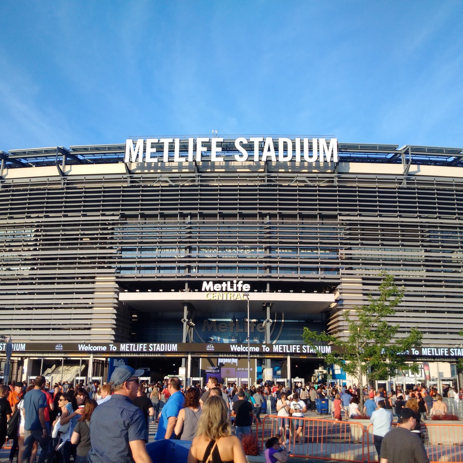 Royalty Tours USA: Royalty sees U2 The Joshua Tree Tour 2017 at MetLife ...