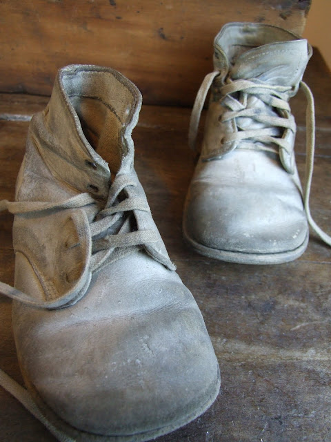 UMELECKY : Tattered Shoes
