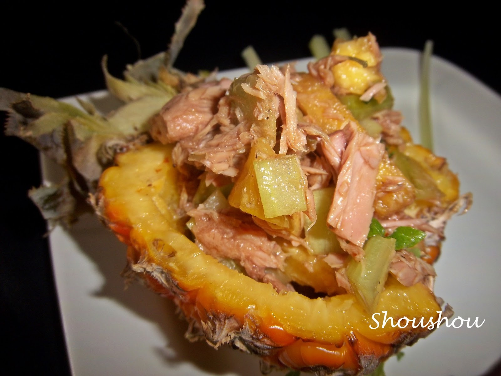 Baby Ananas mit Thunfischfüllung