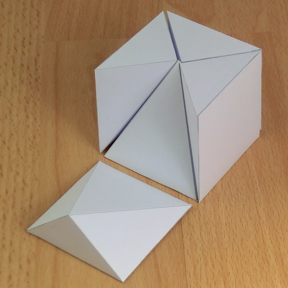 TIC LIBRE: Cinco pirámides en un cubo