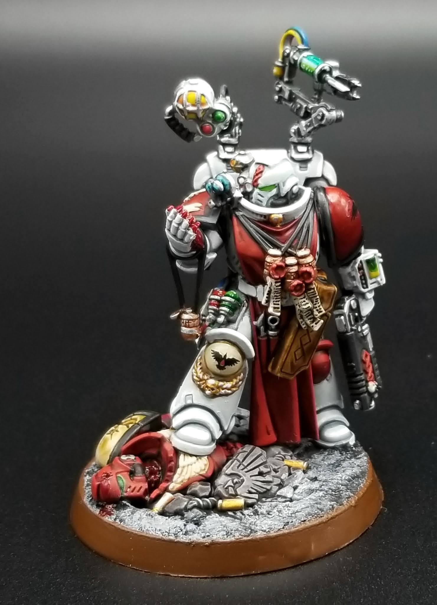 Tigurius's Omnis Arcanum Models: Blood Raven Primaris Apothecary
