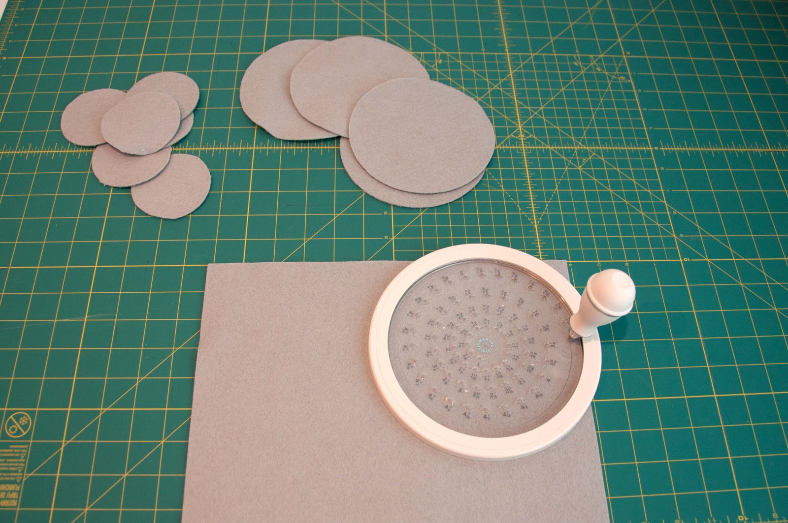 Aesthetic Nest: Sewing: Polka Dot Felt Garland (Tutorial)