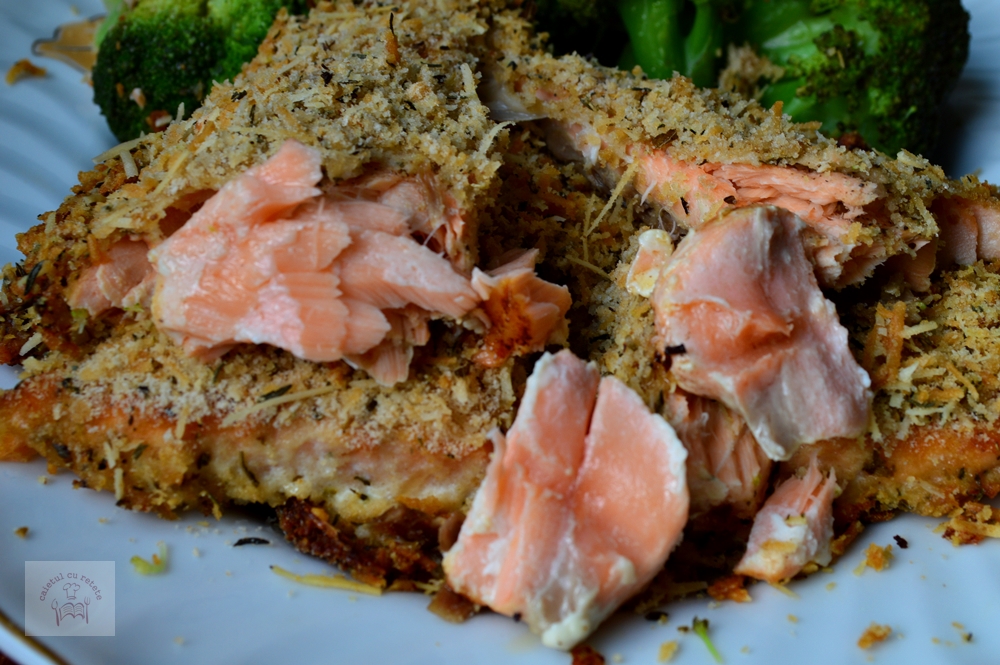 Somon in crusta de parmezan si ierburi aromate - CAIETUL CU RETETE