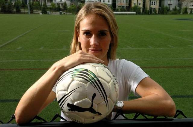 Best Celebrity: Heather Mitts Female Football Player