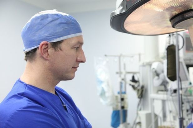 HUMANIDAD Y COSMOS: MÉDICO BRITÁNICO EXTIRPA SU CAPARAZÓN AL “NIÑO TORTUGA”