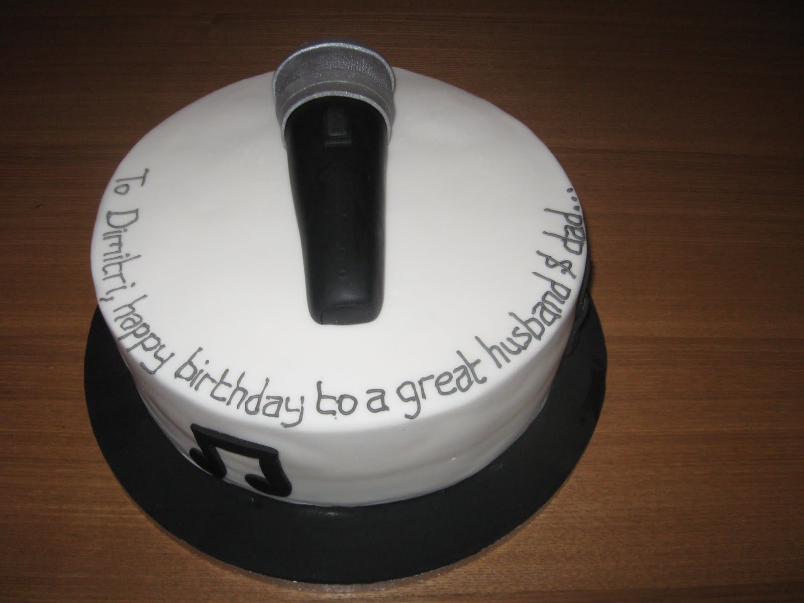 The Great Cake Experience: Microphone cake