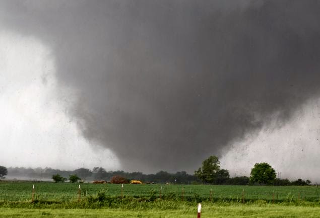 Lốc xoáy vòi rồng thật sự nguy hiểm đến mức nào? - Ruby Book Origami