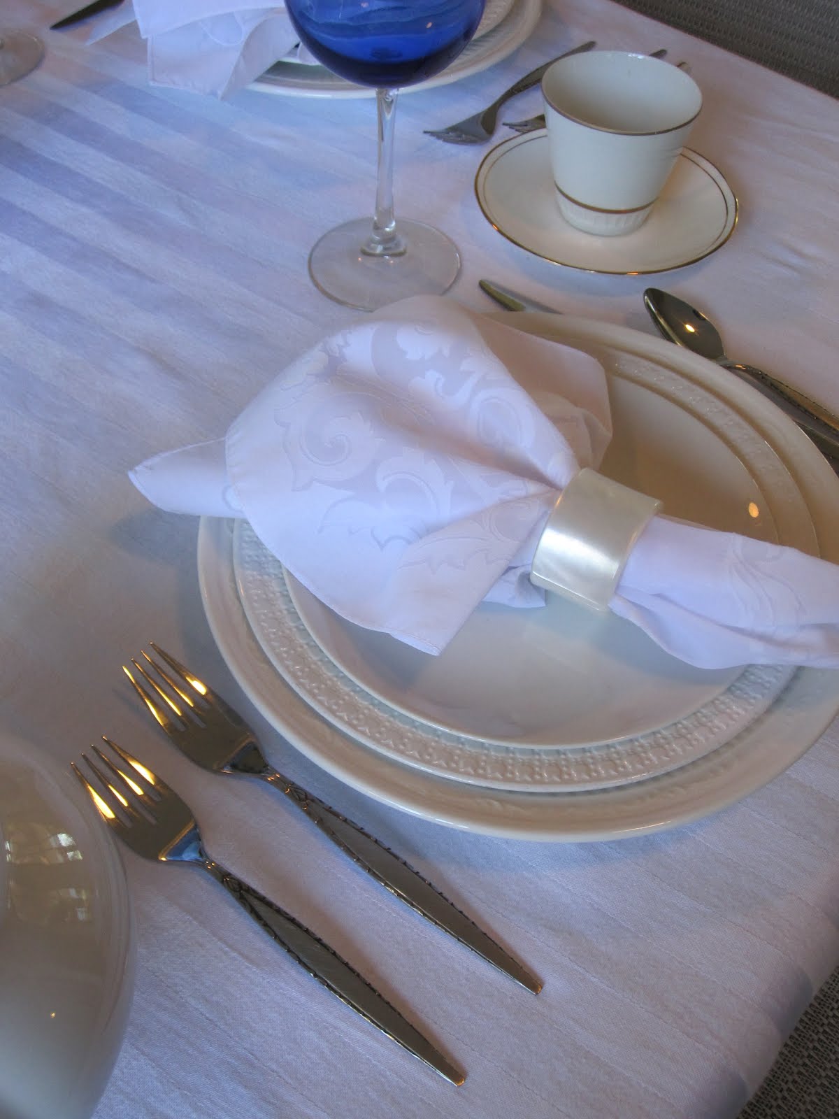 Just a Little Southern Hospitality: Dinner in White.......