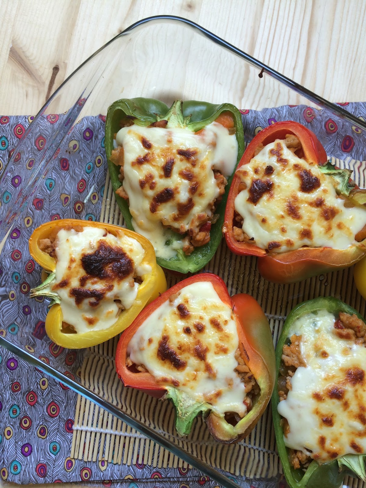 Pimientos morrones gratinados rellenos de carne