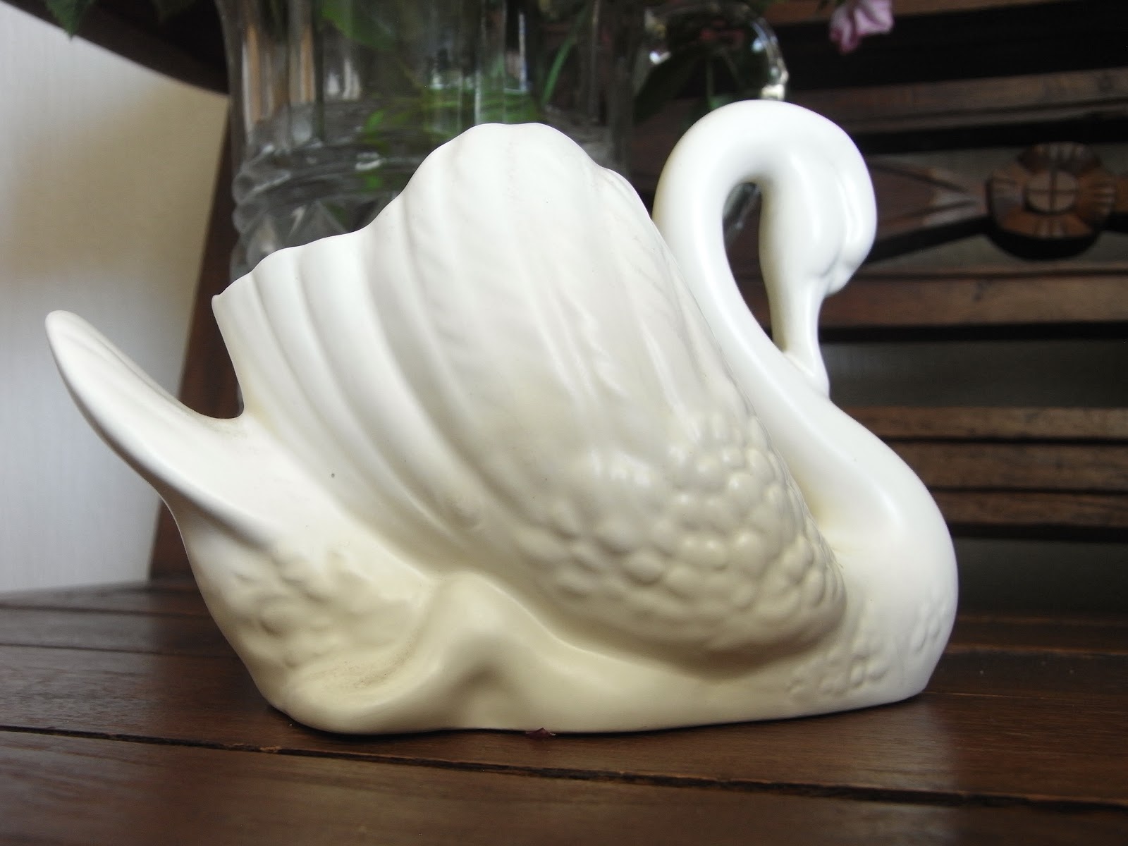 A little bit country: A Crown Lynn swan