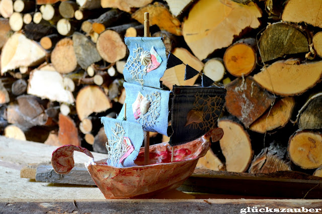glückszauber : Diy: Segelschiff aus Pappmaché mit Jeans-Segeln