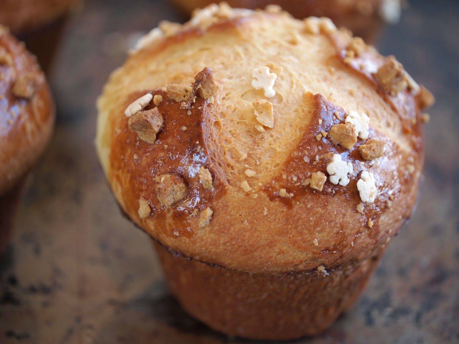 MAPLE CRUNCH BRIOCHE BUNS