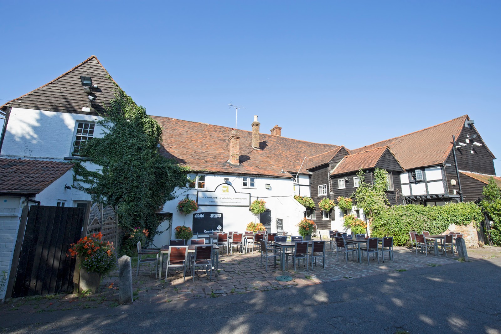 Trans World Travel: History of The Ostrich Inn, Colnbrook