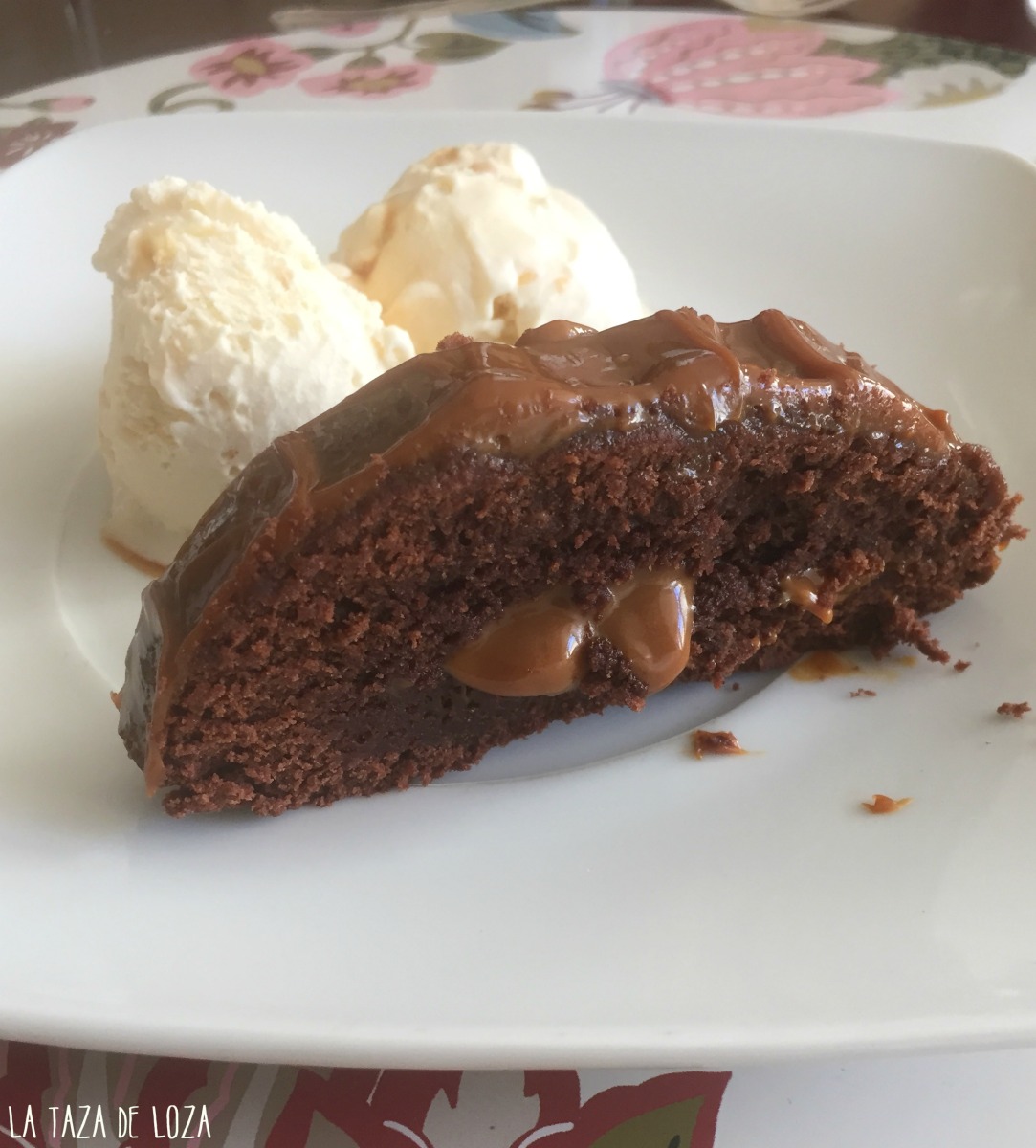 Bizcocho de chocolate relleno de dulce de leche | La Taza de Loza