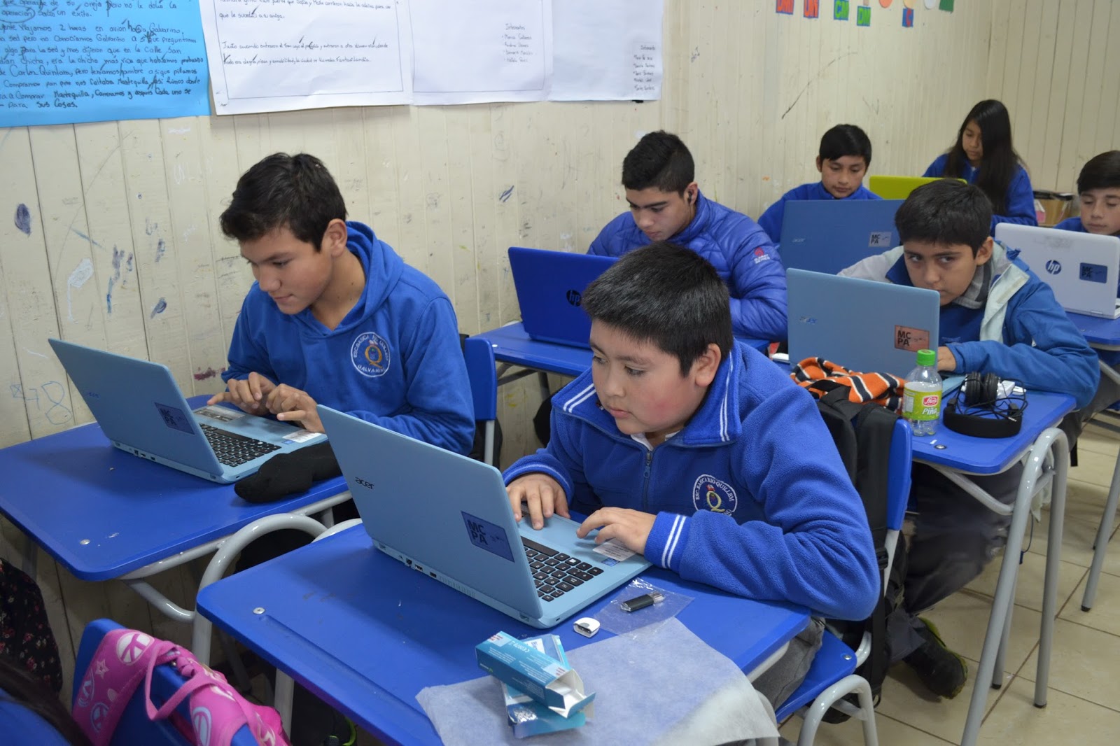 Estudiantes de 7º básico reciben computador ~ Escuela Básica Río Quillem