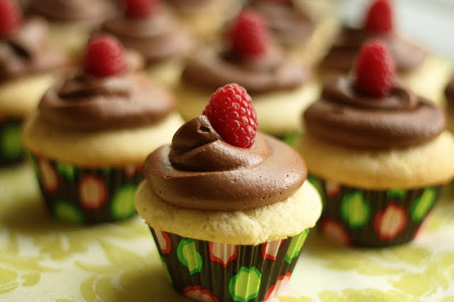LINDA'S FAVOURITE RECIPES: Resepi Vanilla Cupcakes & Chocolate Frosting