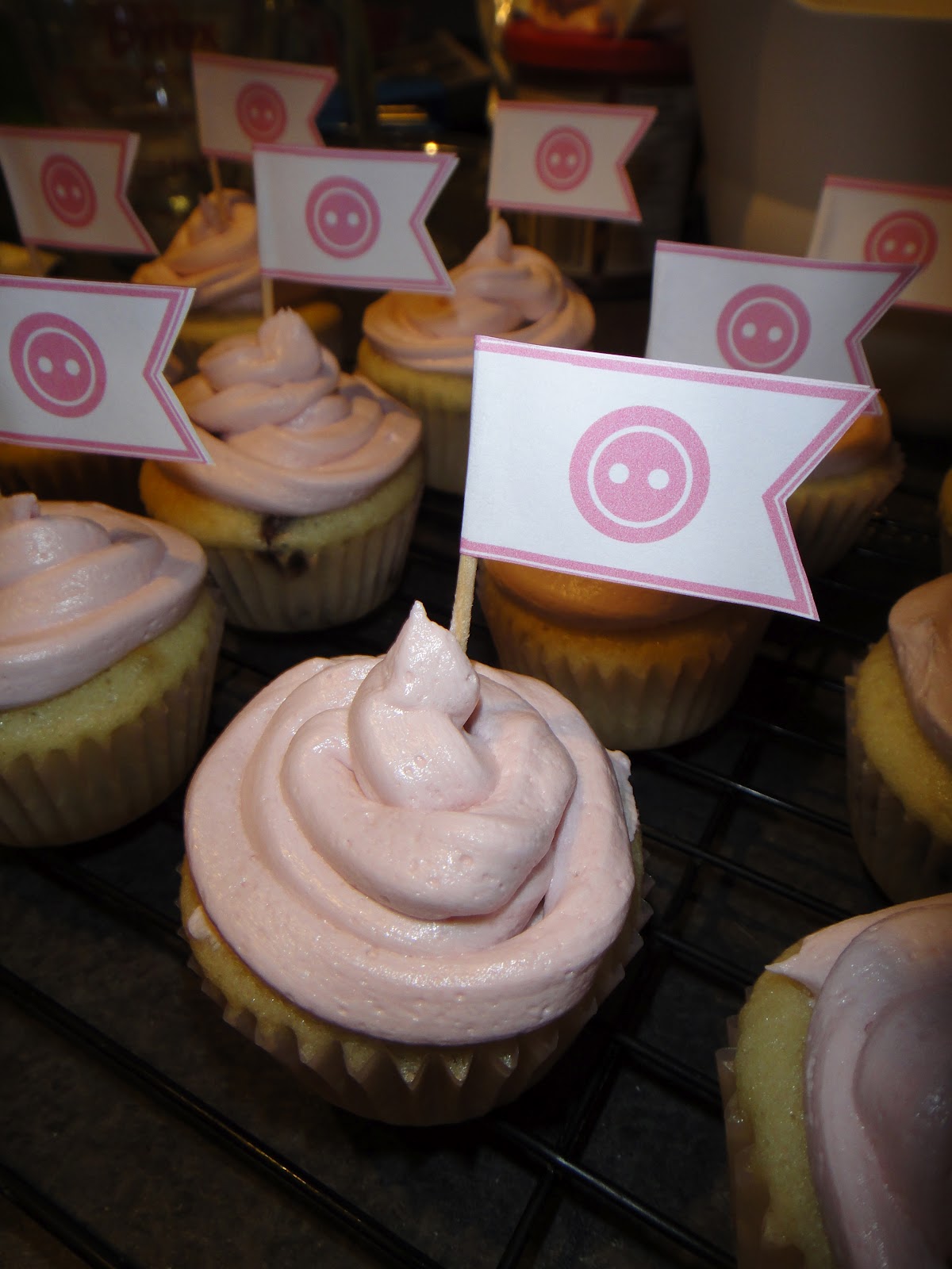 The Cozy Condo: Cupcake Flags with Free Template