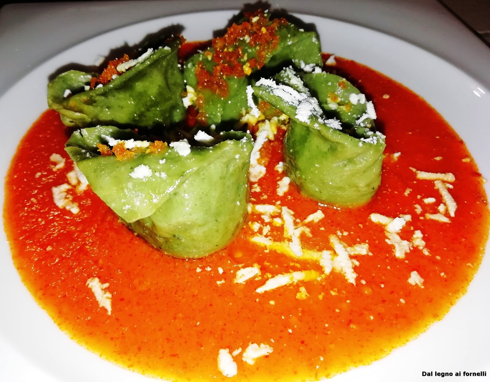 Tortellacci saltati al burro profumato all’alloro, su maionese di pomodoro.