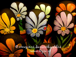 Bomboniere matrimonio: margherite colorate dipinte su sasso , in ...