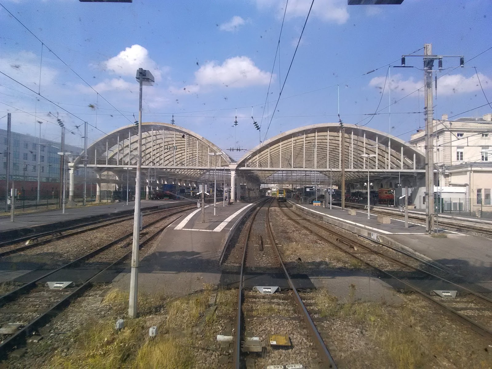 LA PASSION DU TRAIN: Passage rapide en gare de Reims avec Laurent