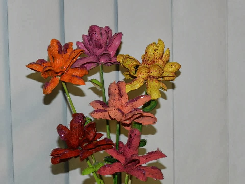 Creative DIY crafts: Groundnut shell flower vase!