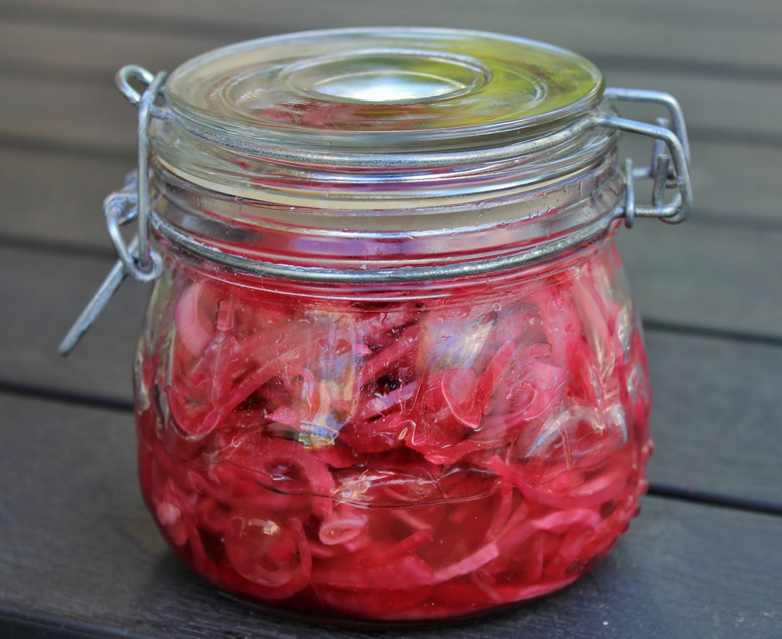 Huvilaelämää ja mökkiruokaa: Marinoitu punasipuli