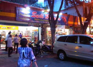 Jalan Jalan Boy: Pasar Genteng , Tempat beli Oleh-oleh khas Surabaya