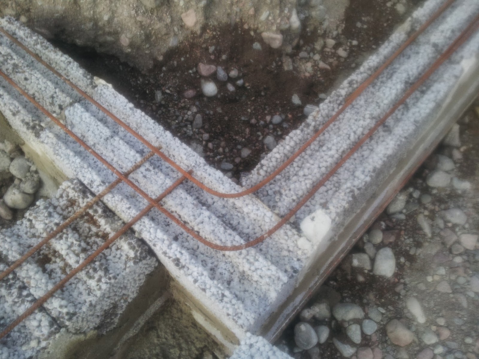 Lisa´s Trädgård: Ny stödmur av lecablock växer fram ...