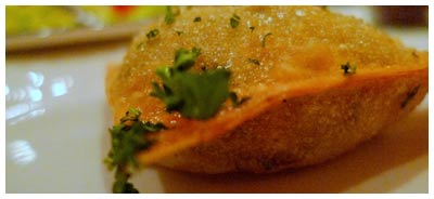 A closer look at a sambuseh.