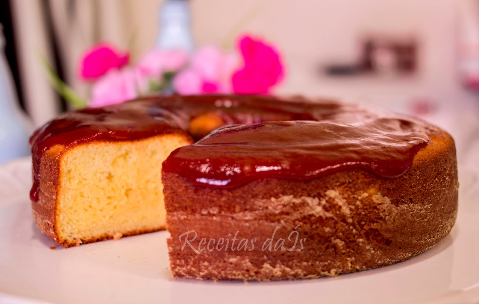 Receitas da Ís: BOLO FOFÍSSIMO DE LEITE CONDENSADO E COBERTURA DE GOIABADA