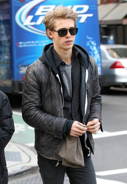 PopStarz: Austin Butler Camino al set de Diario de Carrie