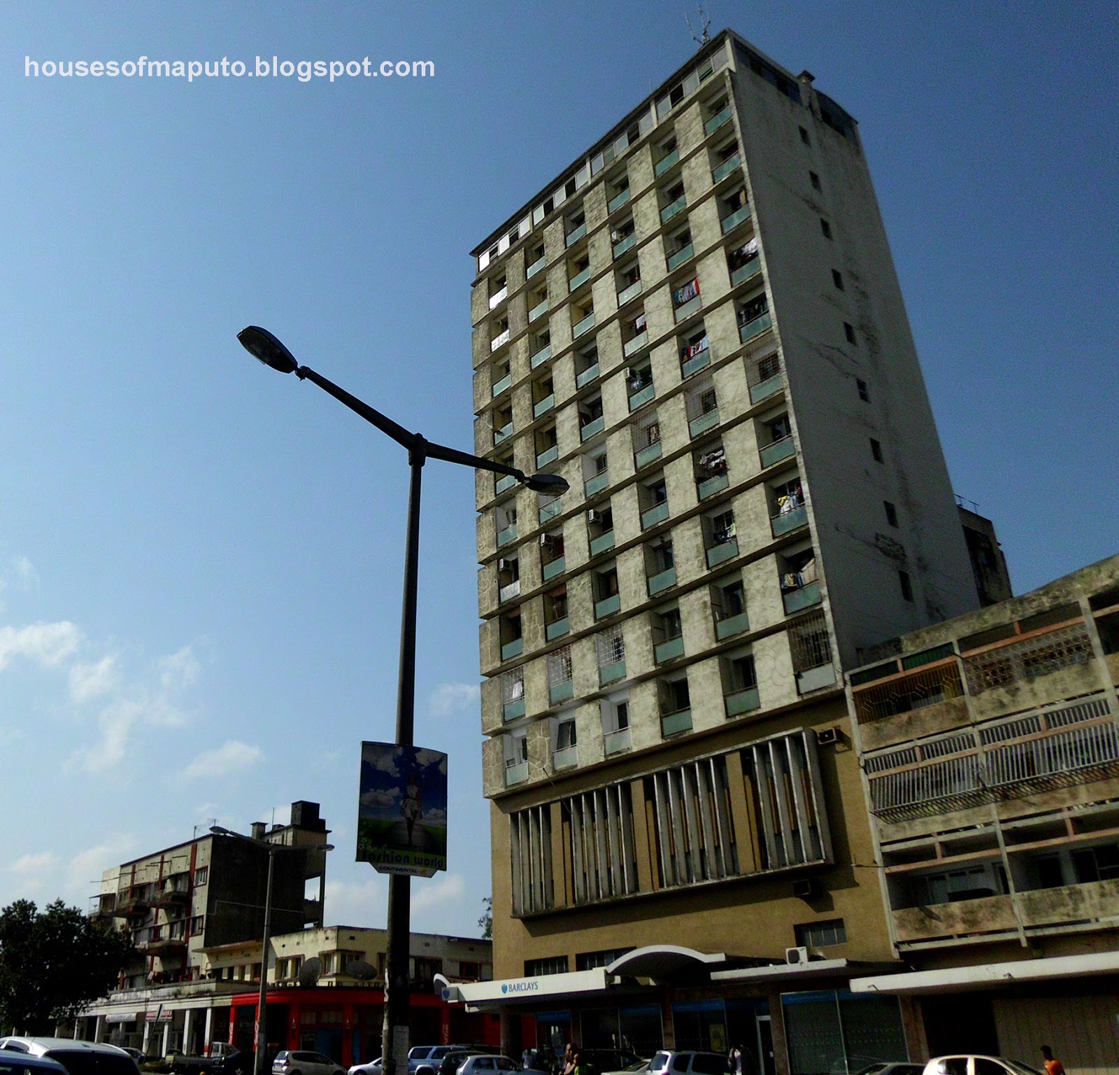 Prédio alto com quebra-sóis na Av Eduardo Mondlane, Alto Maé, Maputo