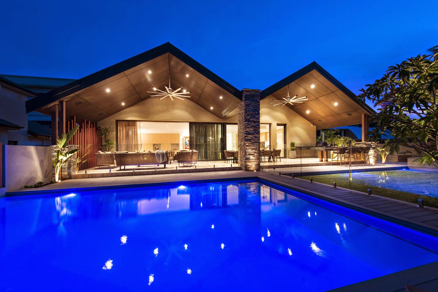 Moderna Renovación de una Casa Junto al Río