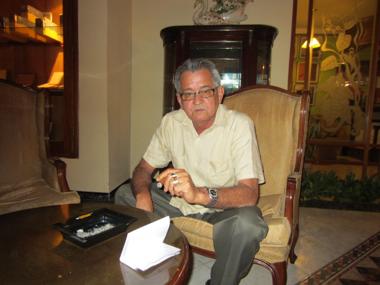 Cuban Cigars, Culture & Lifestyle: Quinta y 16 (cigar shop & restaurant)