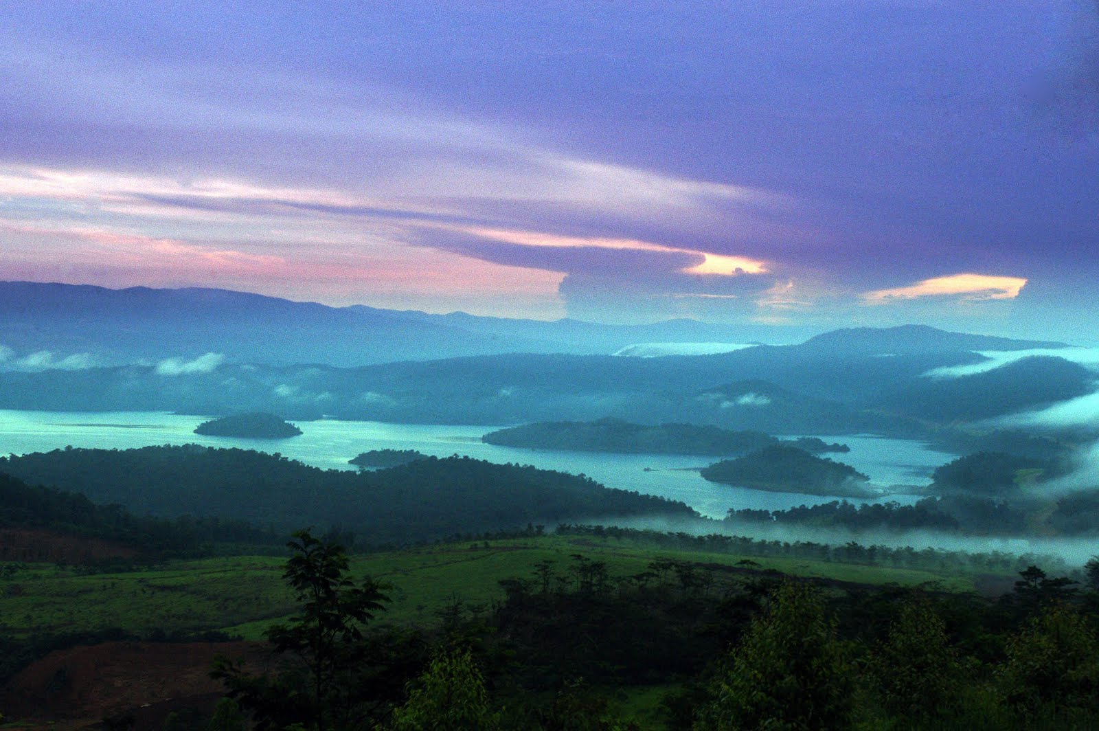 INDONESIA INSIDE D : LOVELY LAKES