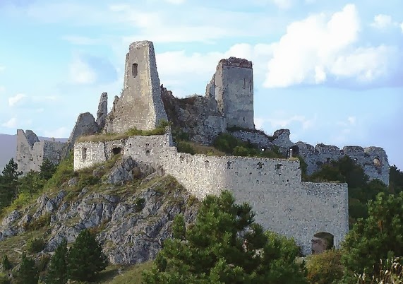 W mroku historii: Świat w ruinach - Čachtice (Słowacja)