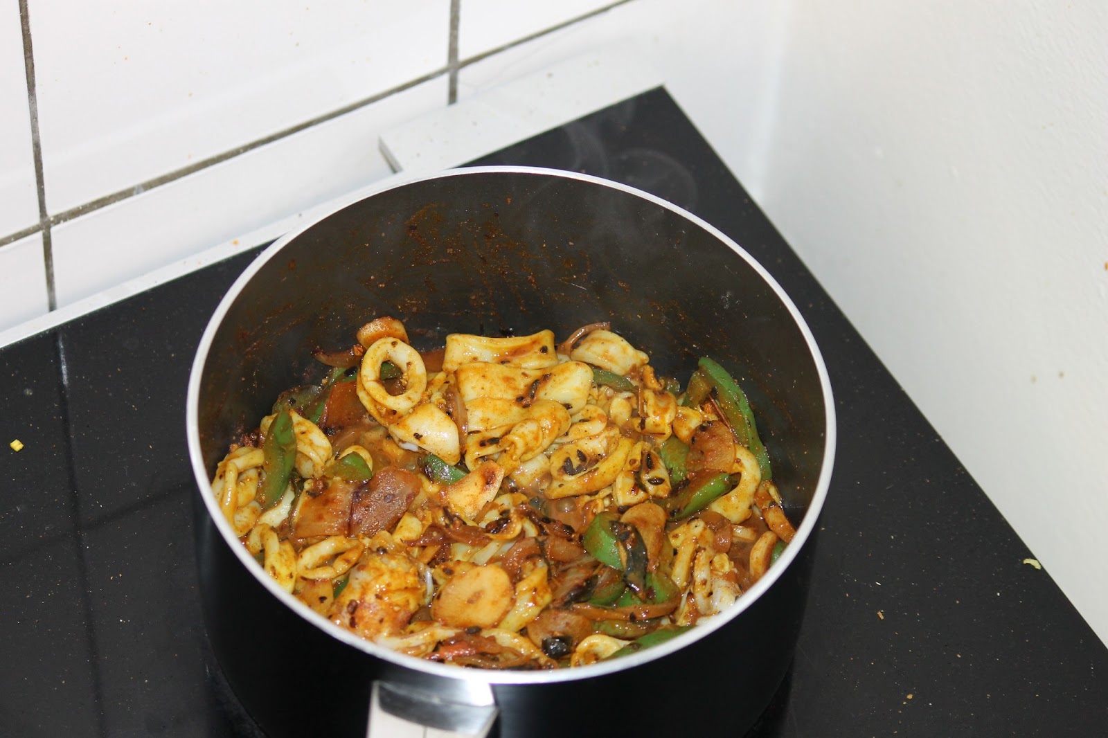 My Sambol: Sri Lankan Style spicy Calamari Curry (Dallo Maaluwa)