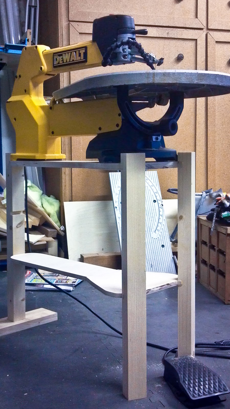 My Mans Crafty Hands: DIY Scroll Saw Stand...