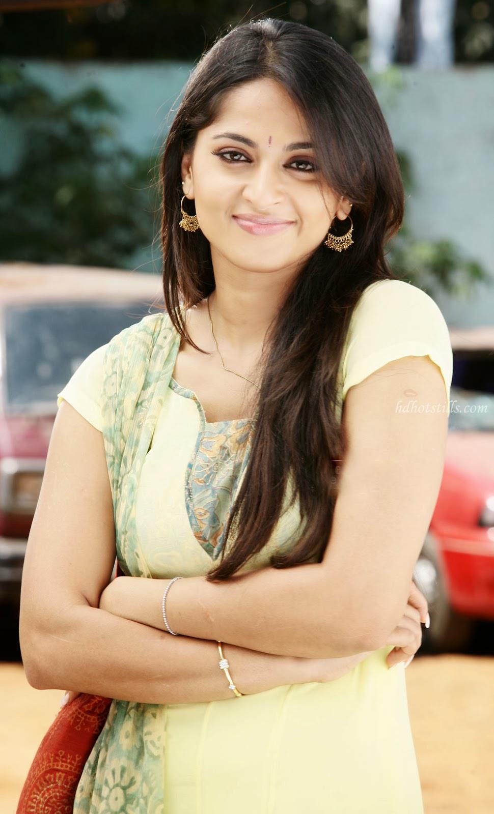 Anushka Shetty Hot Cleavage and Exposing Photos - Indian Actress ...