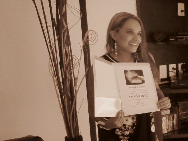 ZONA DE FAMOSOS: BRILLANTE TRAYECTORIA PERIODISTICA DE VICKY LOPEZ EN ...