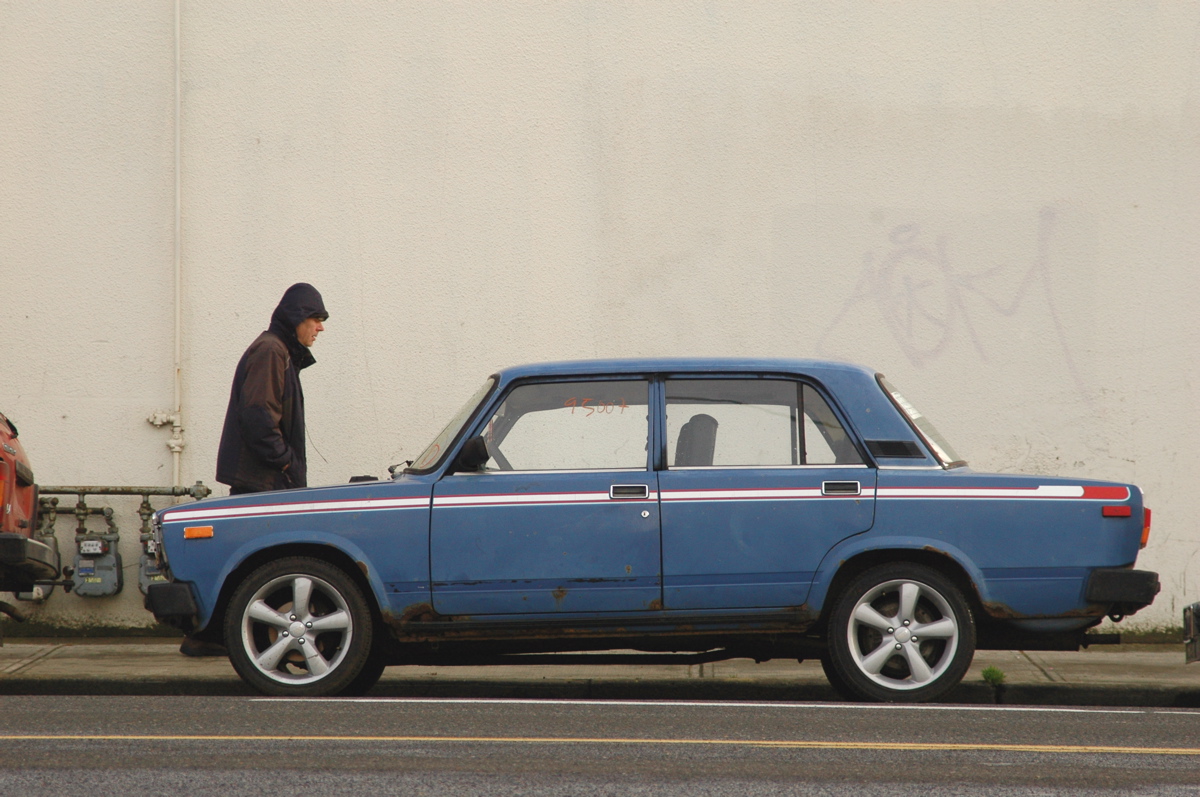 OLD PARKED CARS.: 1988 Lada 2107 1500S.