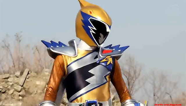 Red and White Sentai: Kyoryuger First Ten Episodes - Kyoryu Gold Summoned