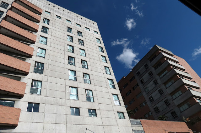 ¡SALUD, SALUD Y SALUD!: Azul Hospital.