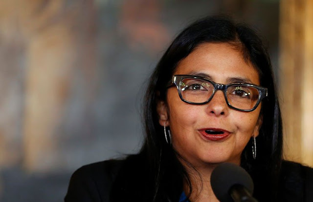 ¡BUU PARA BETTY LA FEA! Abuchean a Delcy Rodríguez durante su llegada a ...